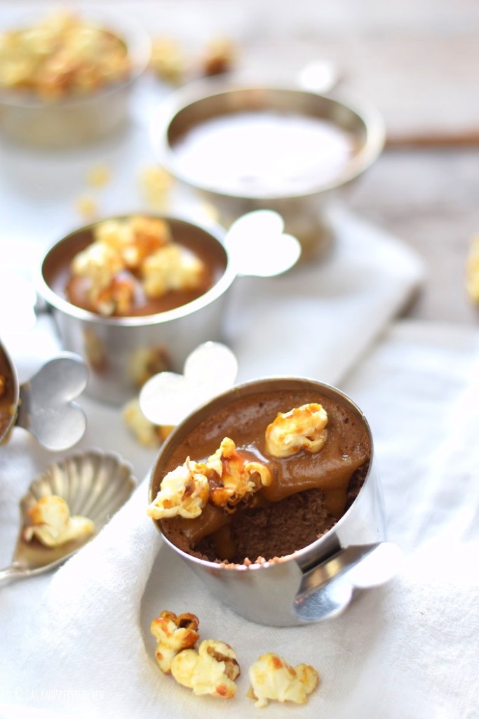 Schoko-Mousse-Pudding mit Karamell-Popcorn und Toffee-Sauce