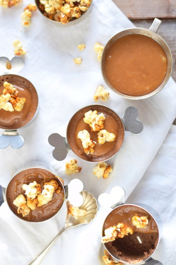 Schoko-Mousse-Pudding mit Karamell-Popcorn und Toffee-Sauce