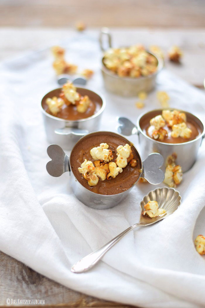 Schoko-Mousse-Pudding mit Karamell-Popcorn und Toffee-Sauce