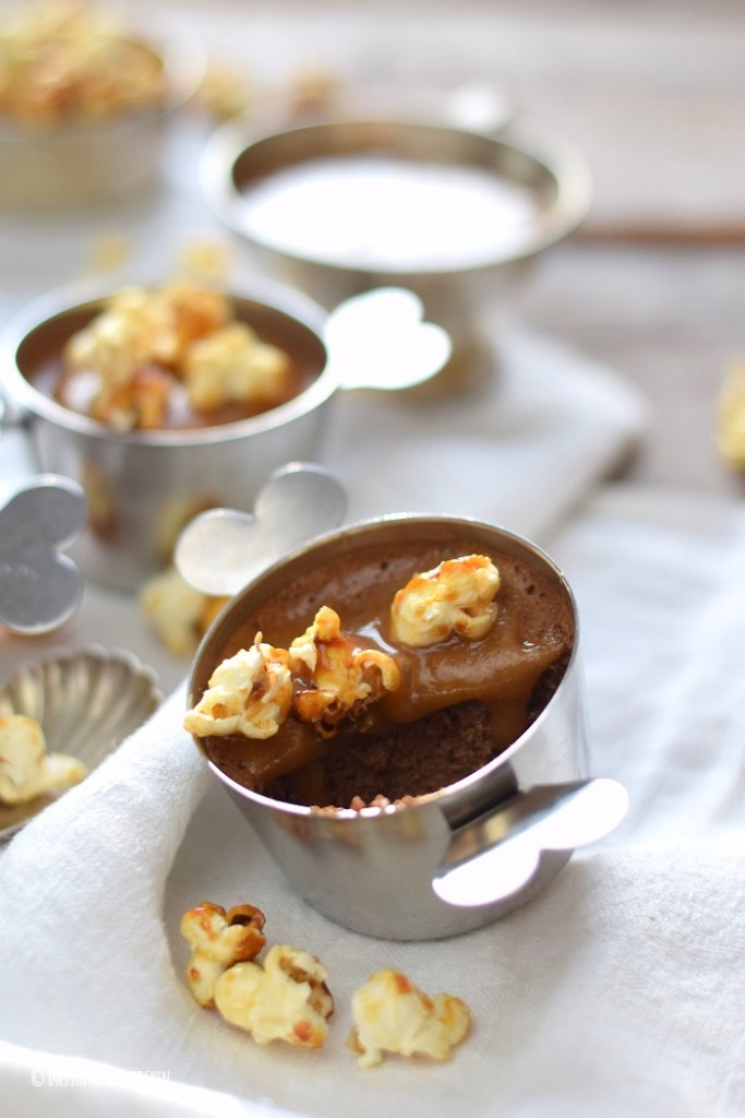 Schoko-Mousse-Pudding mit Karamell-Popcorn und Toffee-Sauce