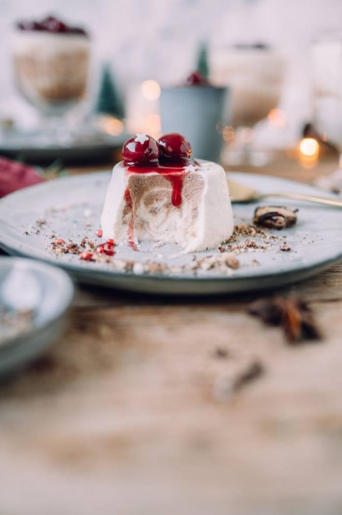 Marmor-Mascarpone-Panna-Cotta mit Punschkirschen ⋆ Knusperstübchen